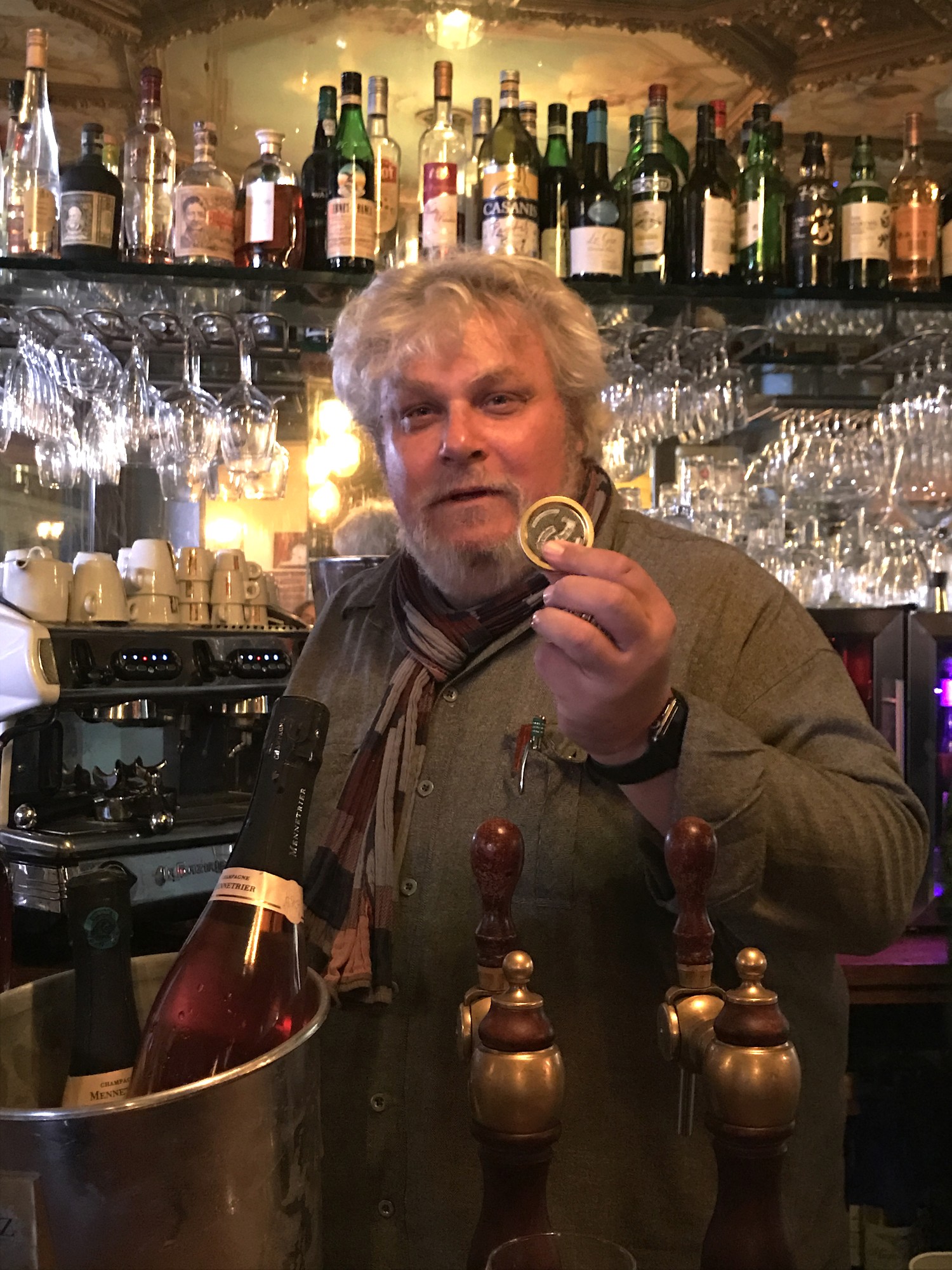 Vincent Solignac fait son cinéma dans son bar à vins Les Sardignac